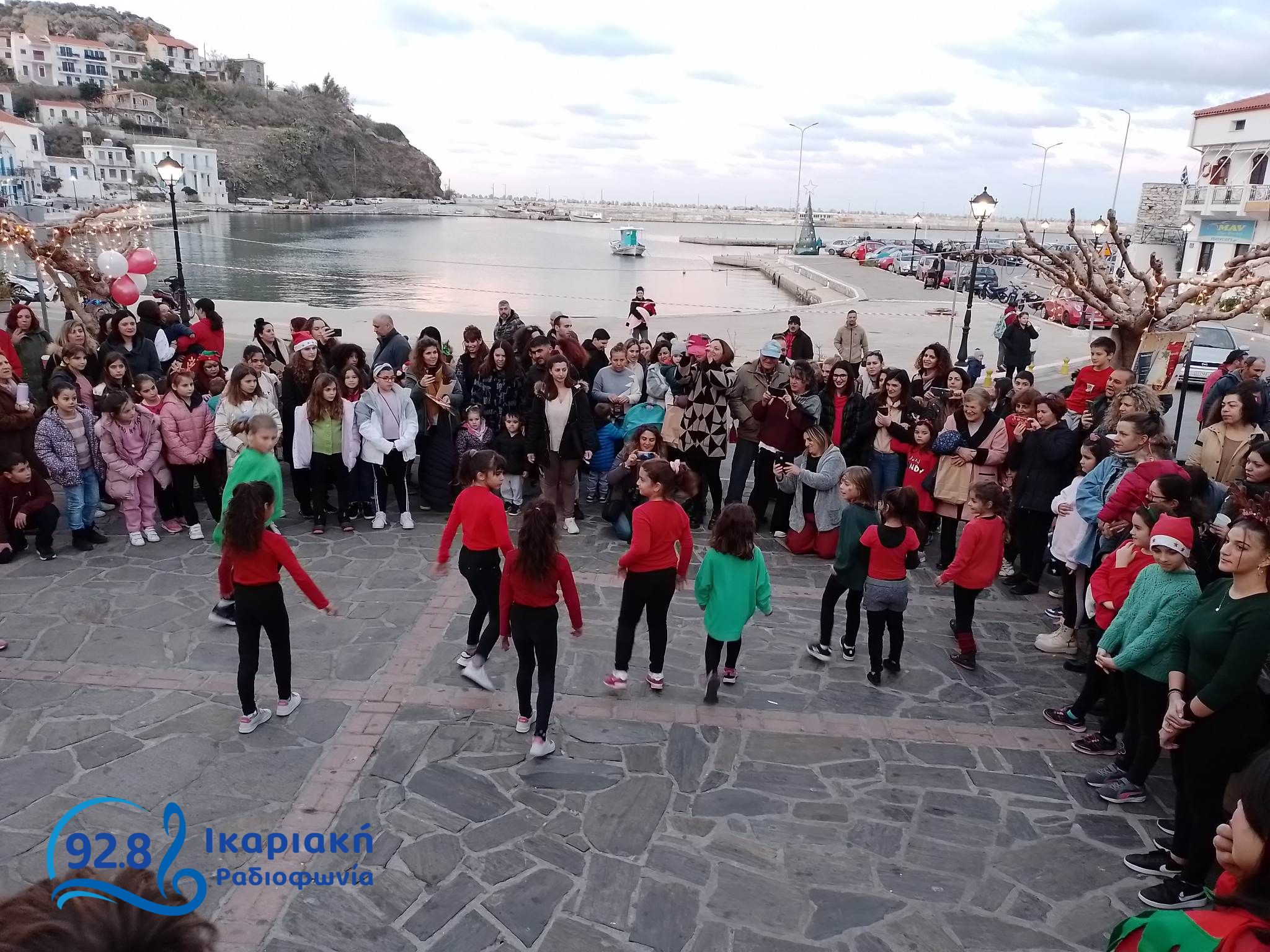 Ζωντανή εικόνα από τη πλατεία Ευδήλου - Χριστουγεννιάτικη γιορτή ...